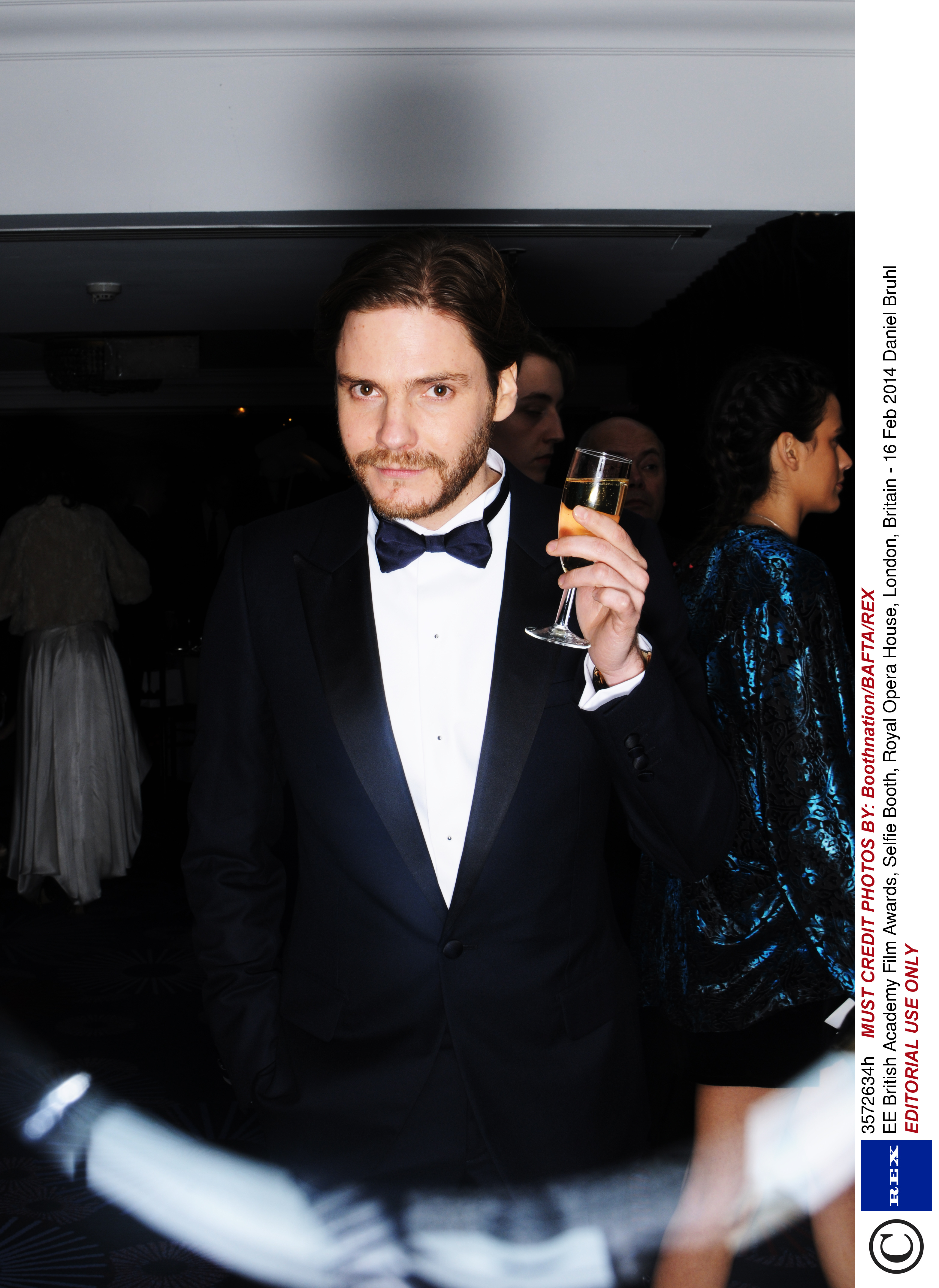 13 fun star selfies from the BAFTAs